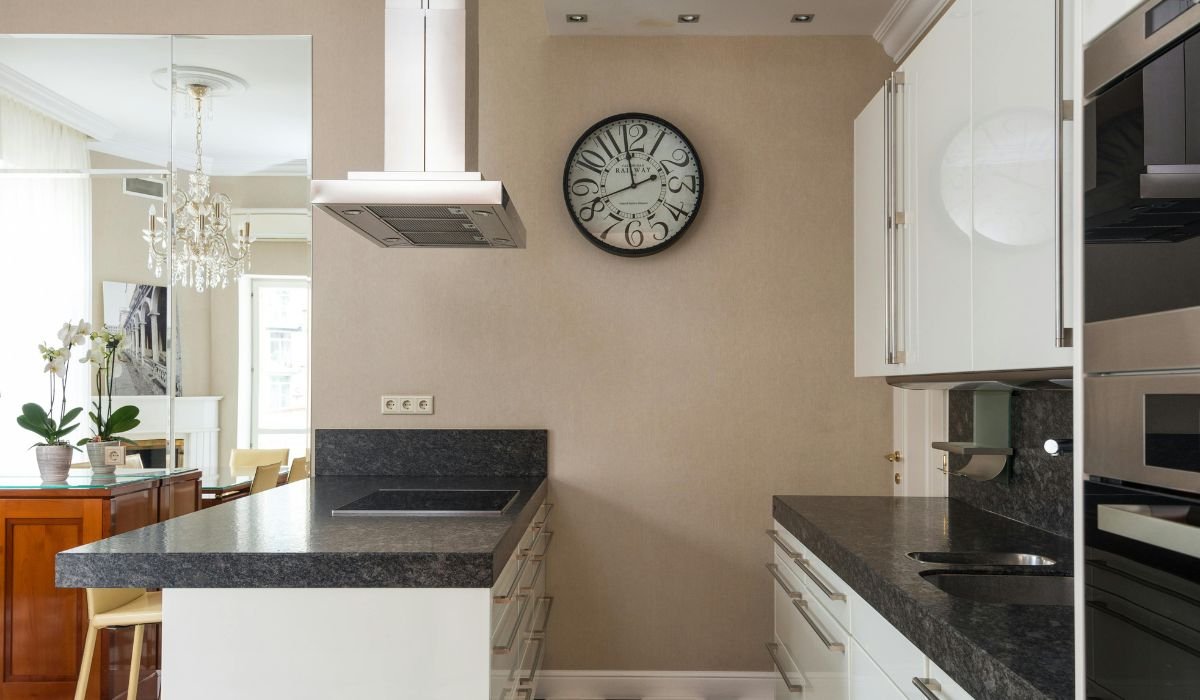 What is a Kitchen Porter: Essential Duties and Skills Explained